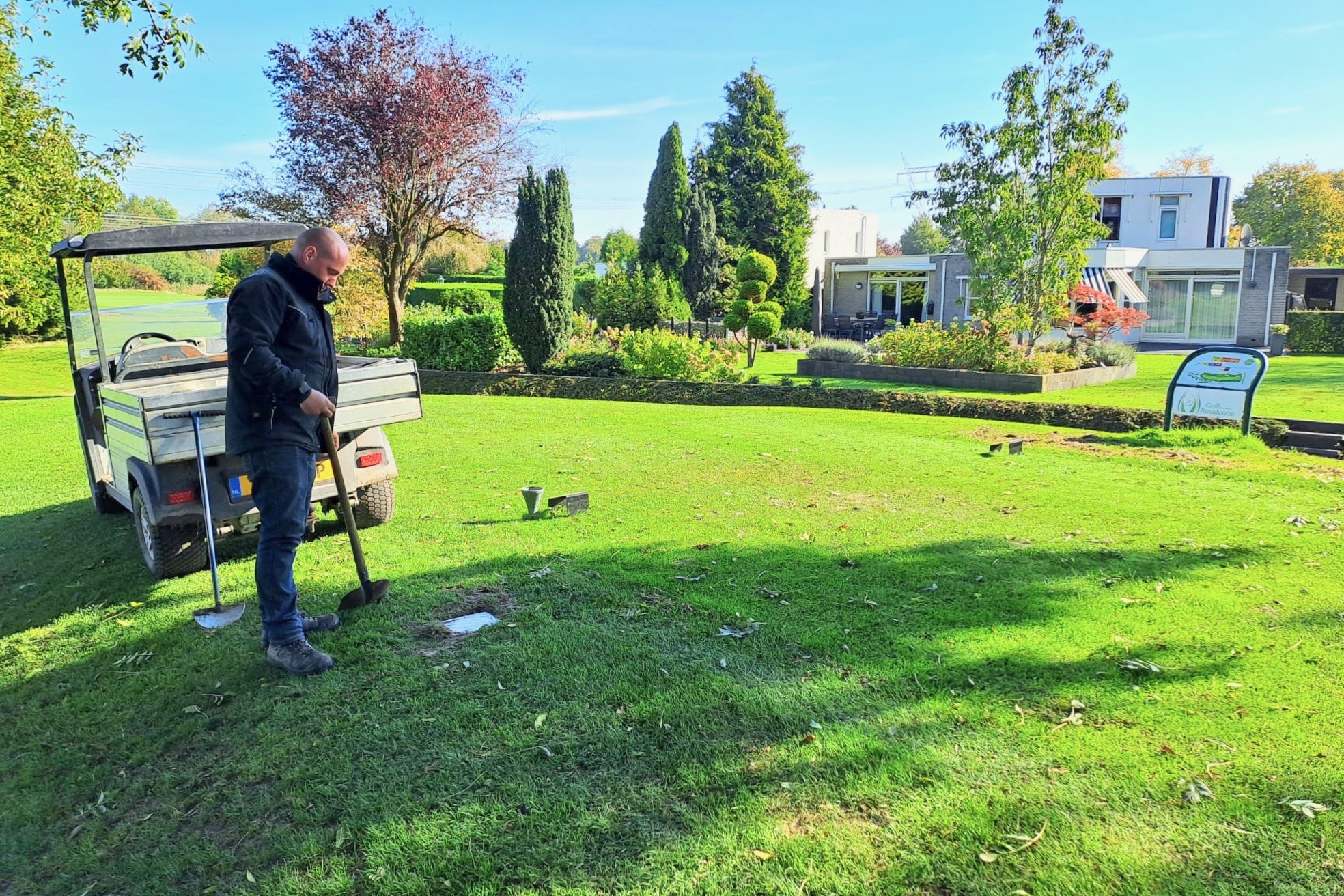 Gele afslagplaats op hole 8 verplaatst naar en gecombineerd met blauw ...